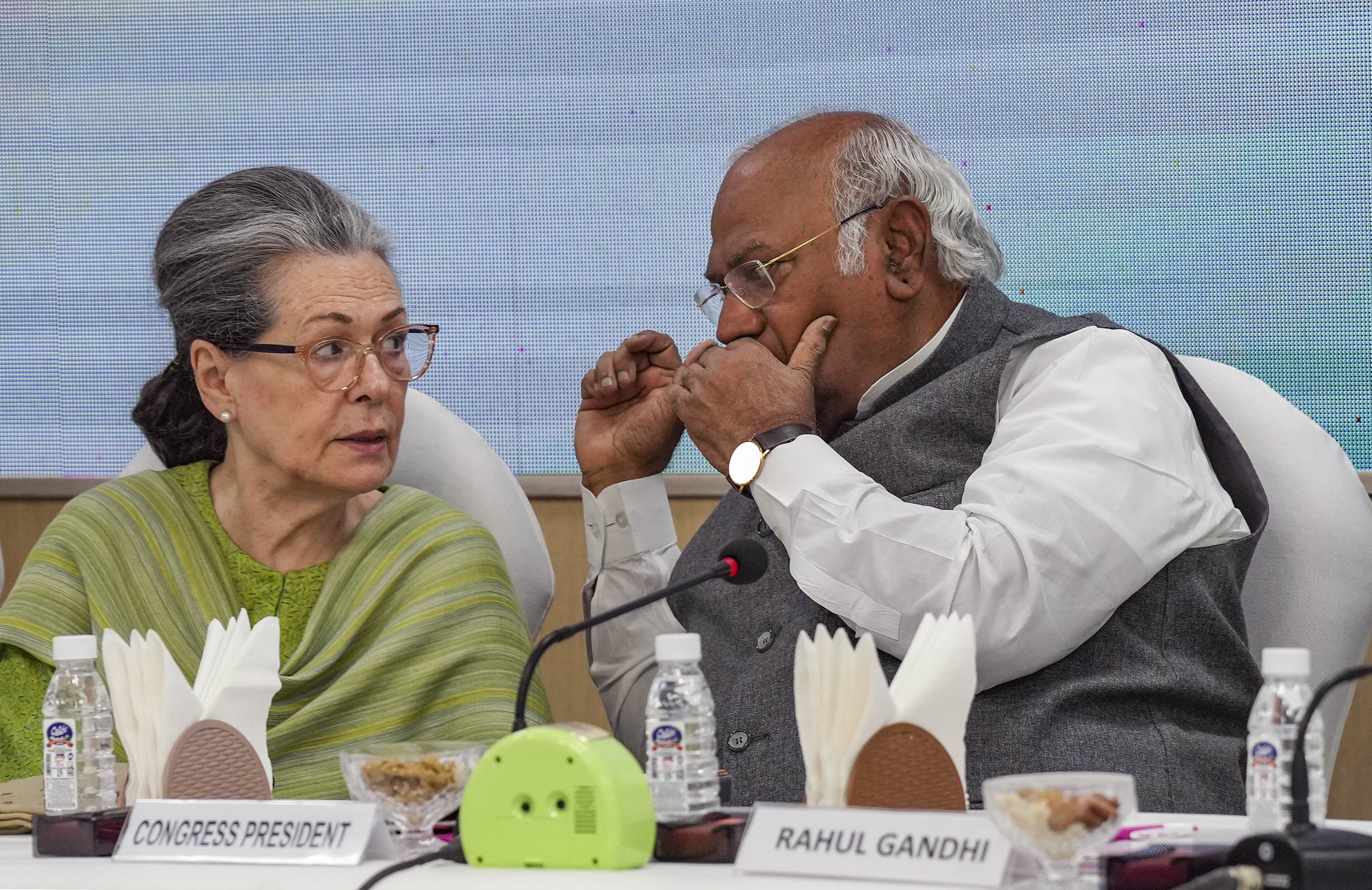 Country fervently demanding a change: Kharge at CWC meet