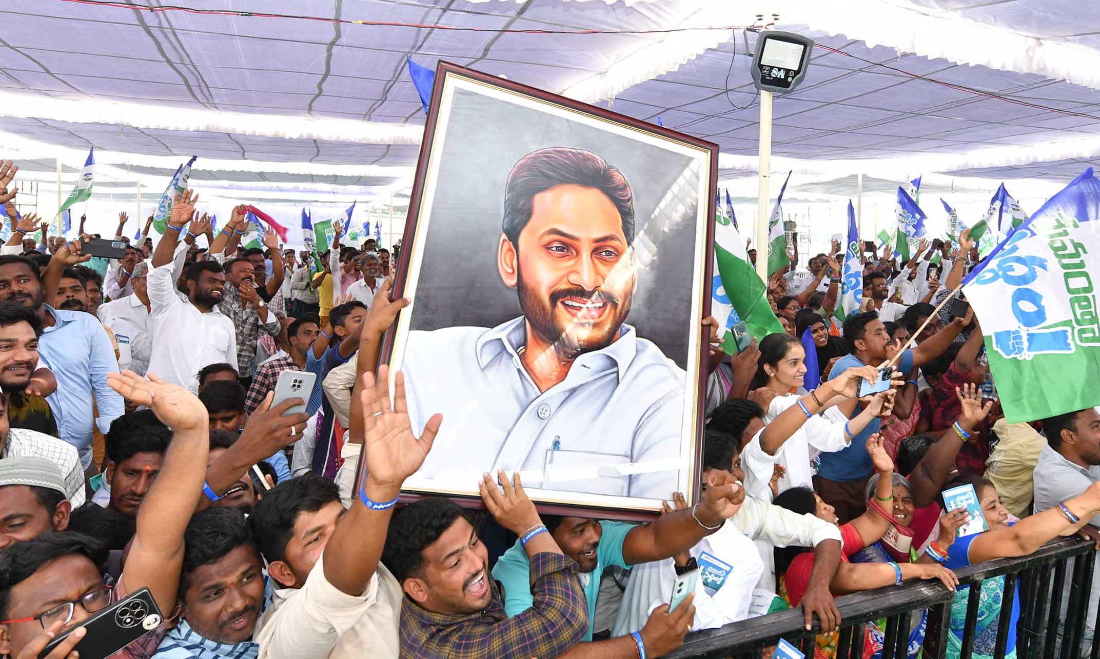Jagan’s Memantha Siddam yatra receiving huge response