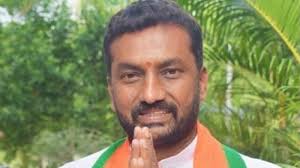 Medak BRS candidate distributing cash: Raghunandan