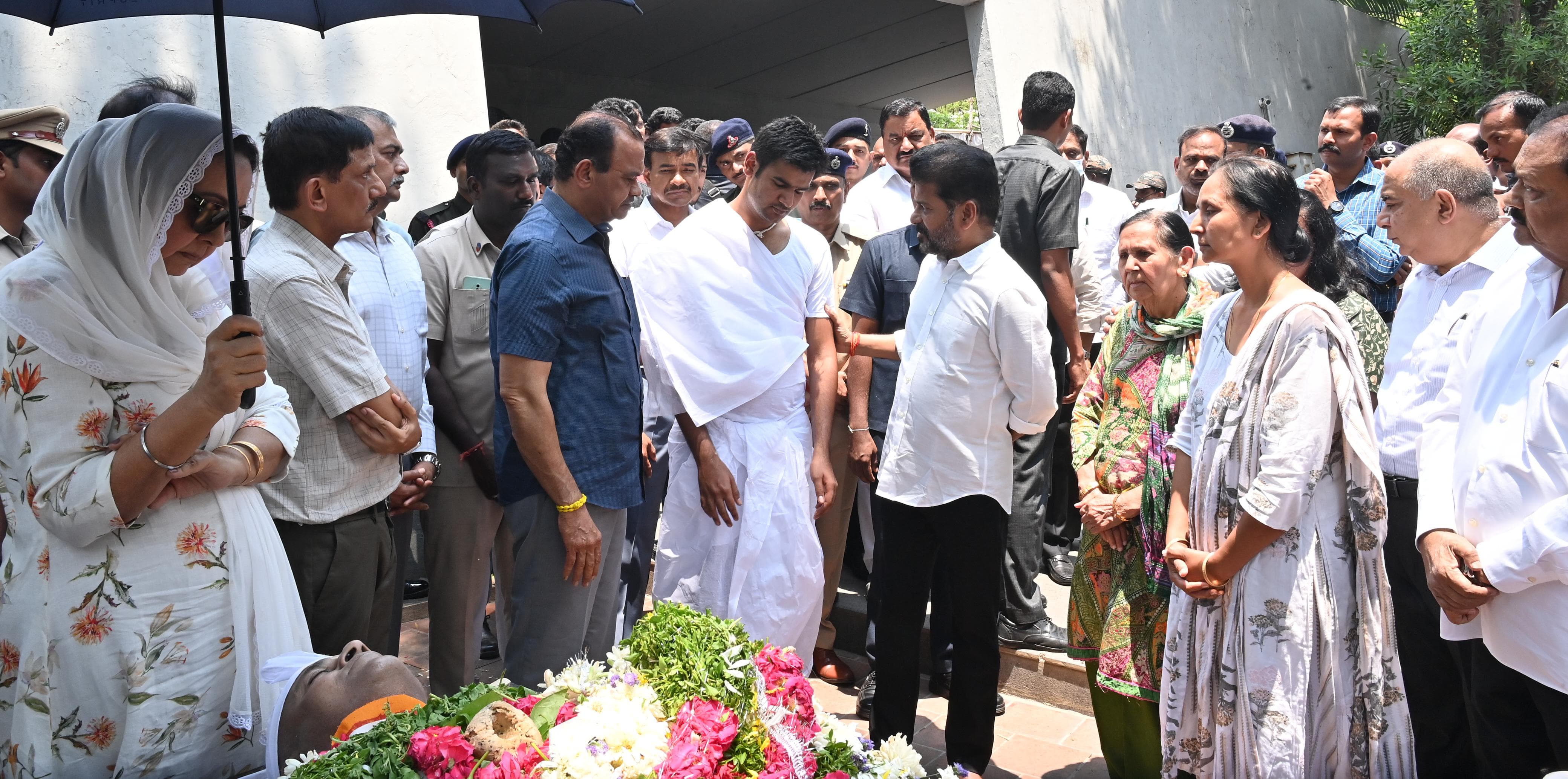 Revanth Reddy Pays Tributes to Rajiv Ratan