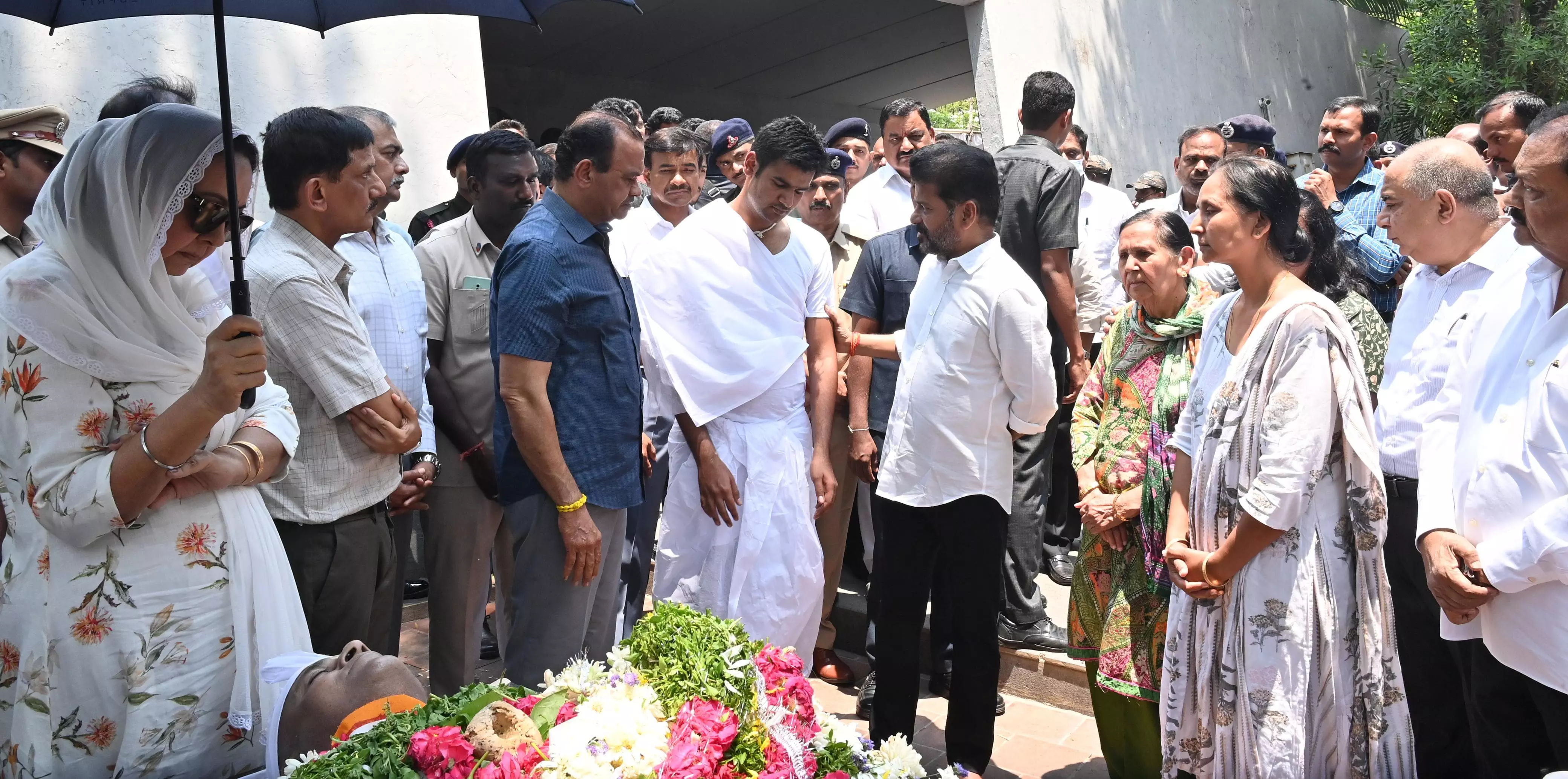 Revanth Reddy Pays Tributes to Rajiv Ratan