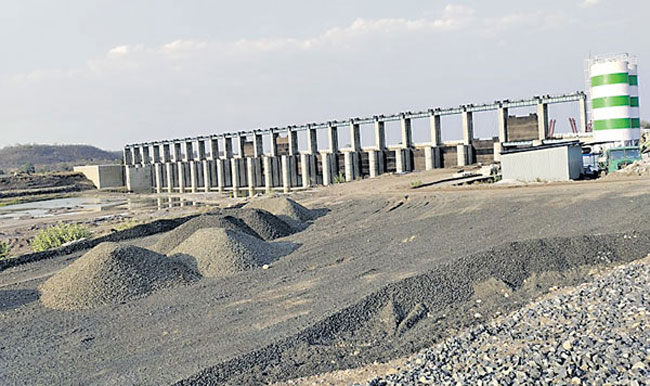 Farmers fear floods from River Penganga during monsoon