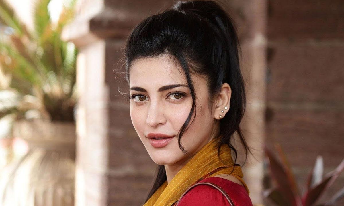 I am Single, Unwilling to Mingle, Says Shruti Haasan