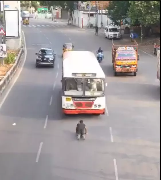 Fact Check: Viral video showing a man laying on the road even while an ... Fact Check: Viral video showing a man laying on the road even while an ...