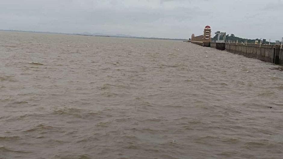 Tungabhadra Dam Officials Issue High Alert amid Heavy Flood Inflows