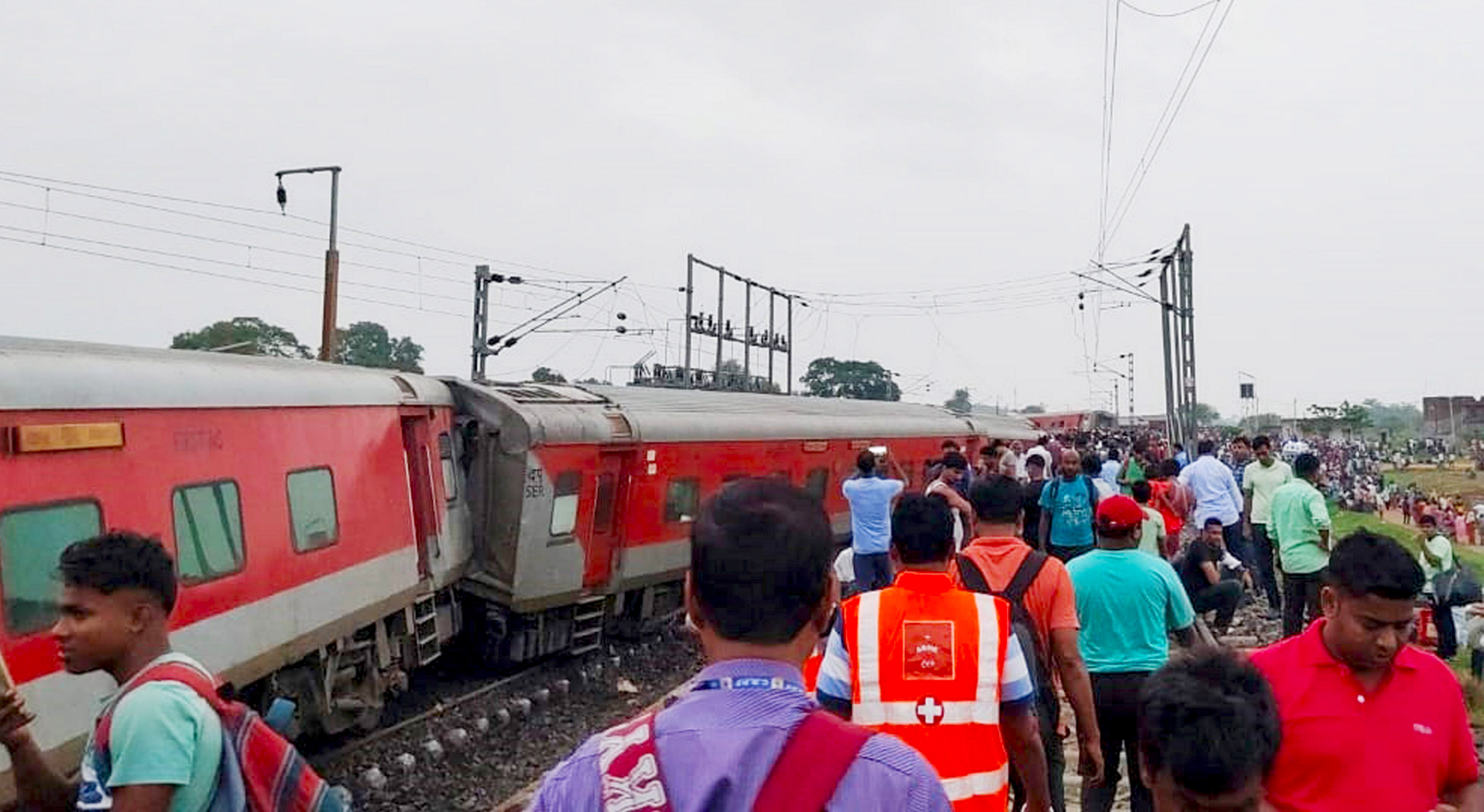 Two killed, 20 injured as coaches of Mumbai-Howrah Mail derailed in ...