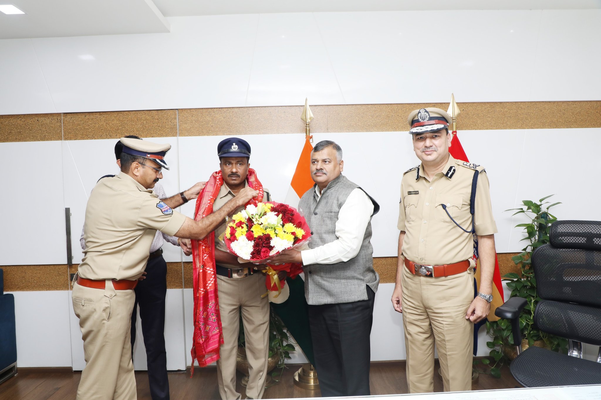 Hyderabad: Head Constable Chaduvu Yadaiah Honoured With President's ...