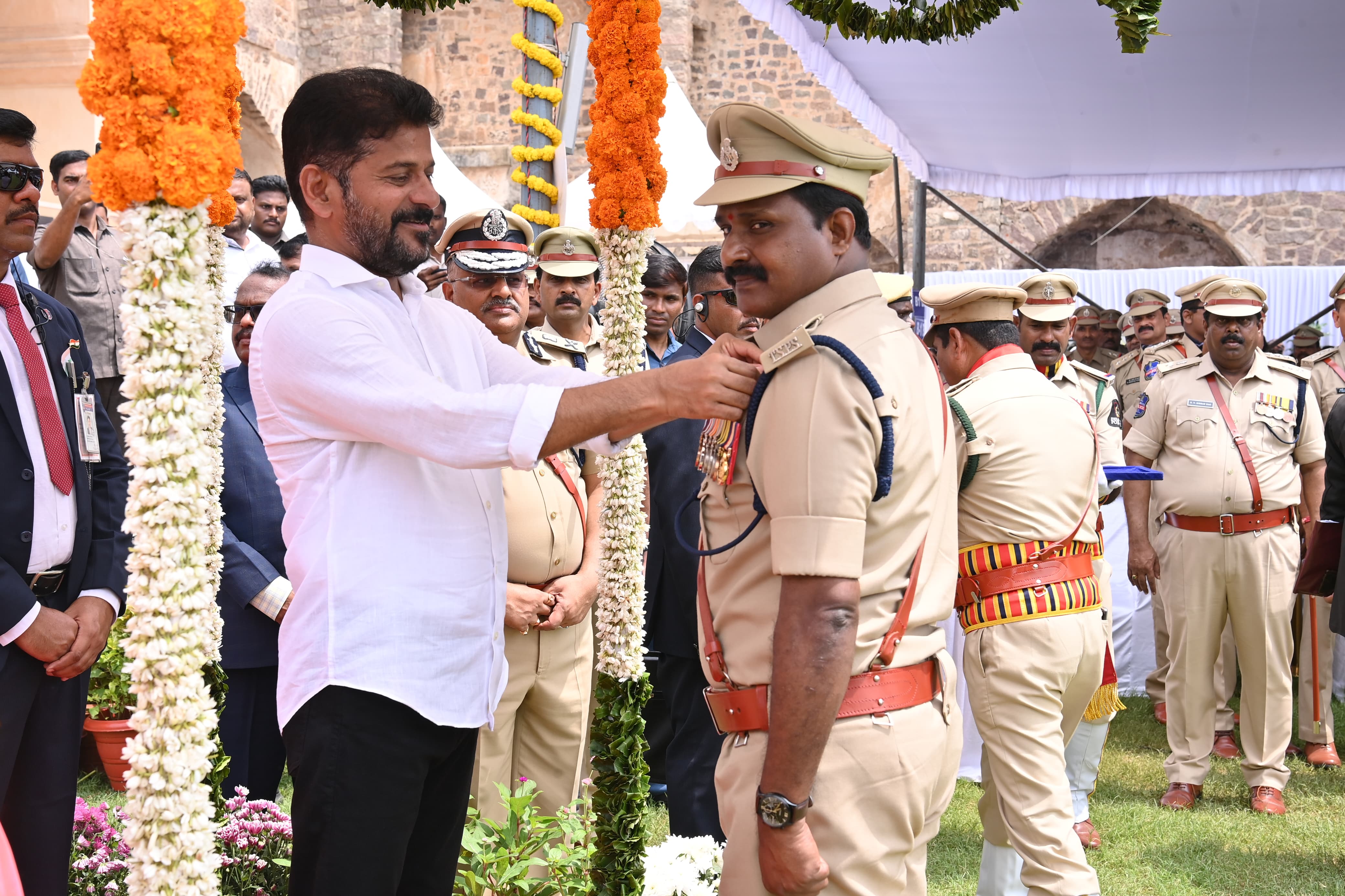 I-Day: CM Revanth Reddy presents medals to police, pays tributes to martyrs