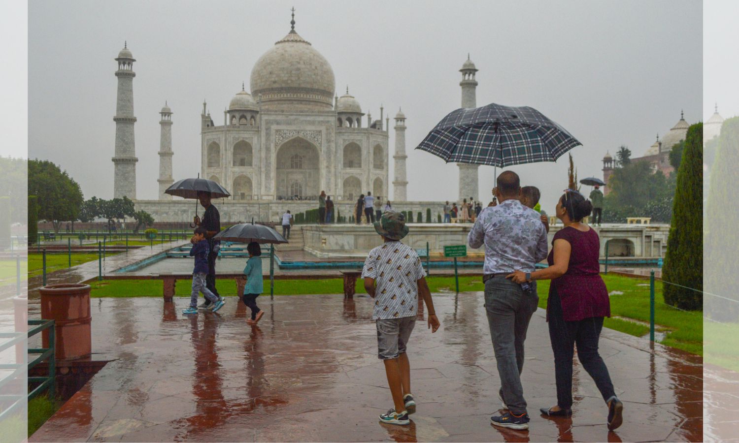 Incessant rain in Agra leaves Taj Mahal's garden submerged, Water leaks ...