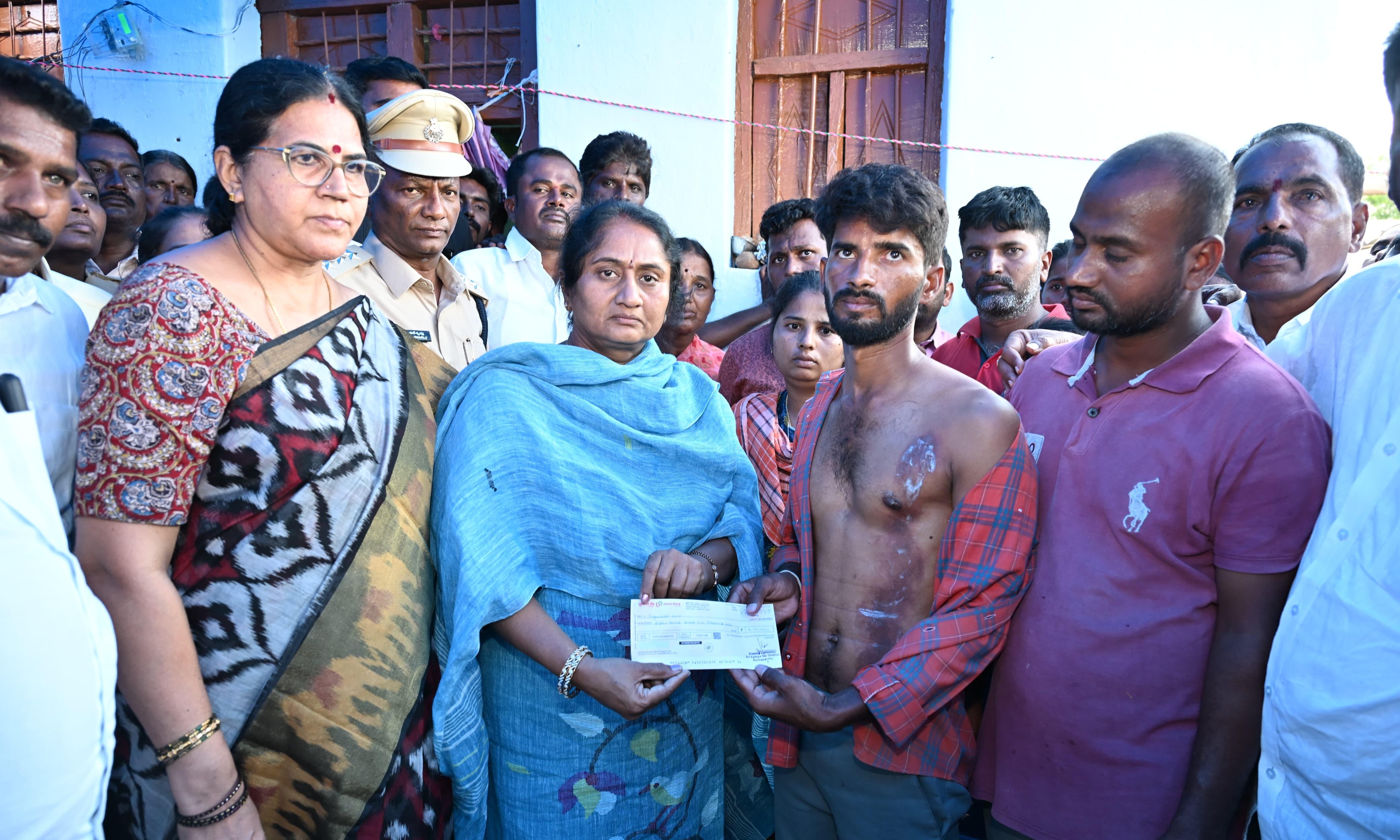 Minister Savitha hands over Rs 8 lakh cheque to victim's family