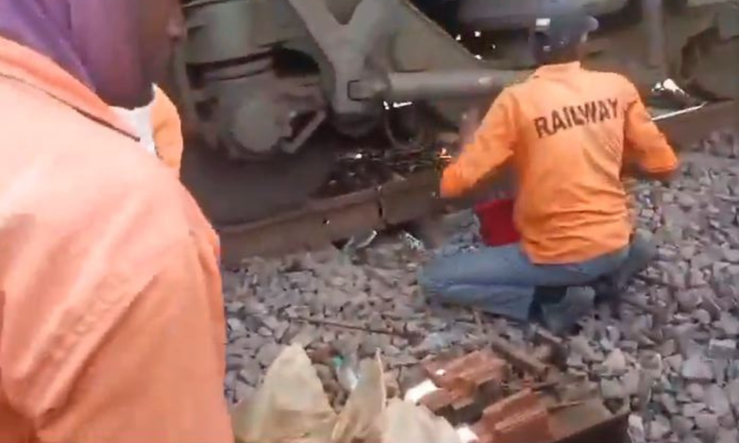 Kerala Express Rolls Over Broken Rail Tracks in UP's Lalitpur, Averts ...