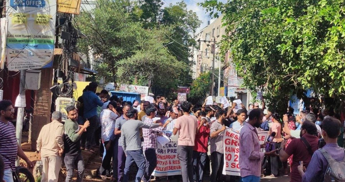 Hyderabad police cane Group-I aspirants at Ashoknagar