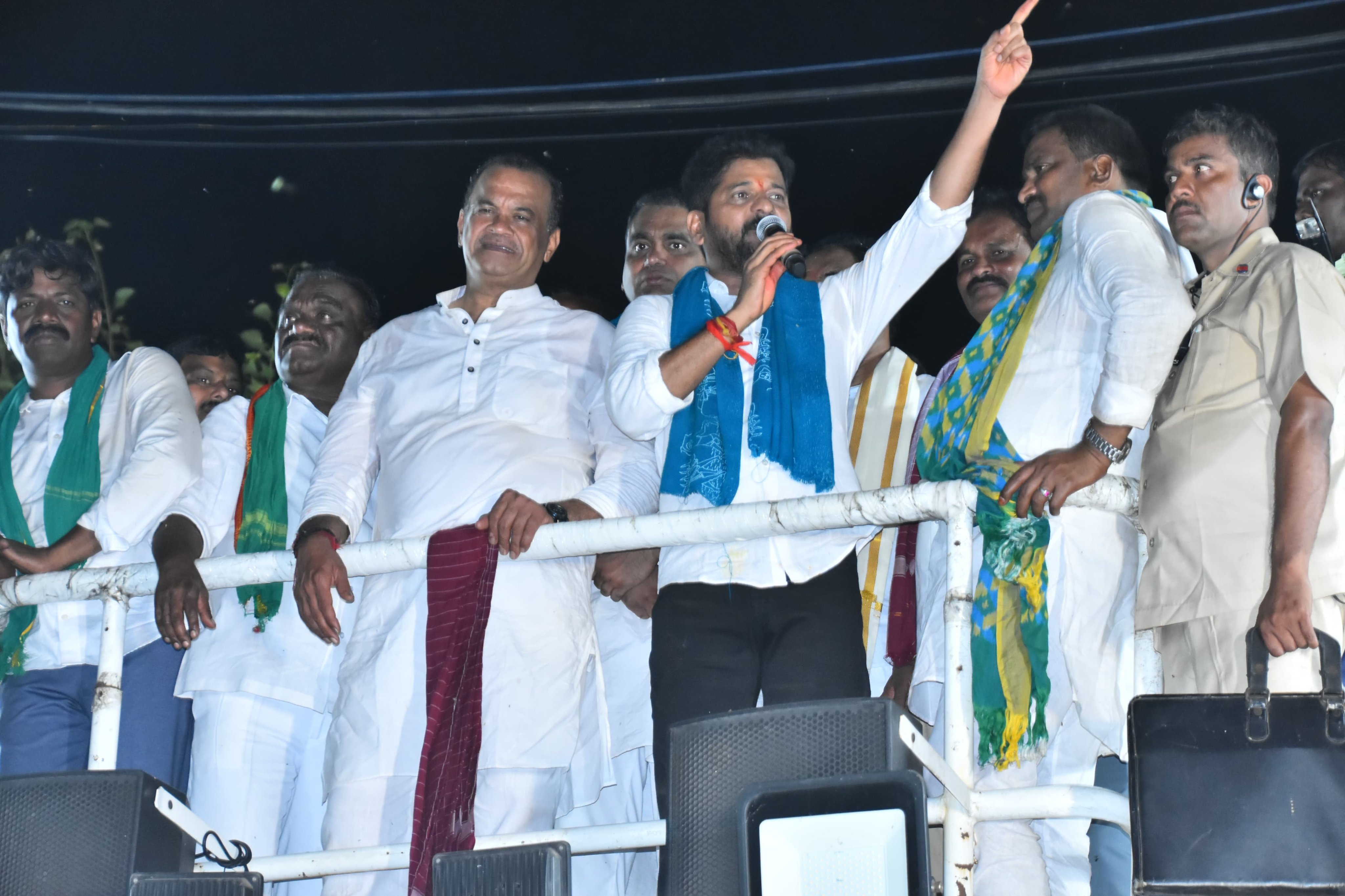 Modi's visit abroad before end of Maharashtra poll campaign shows he ...