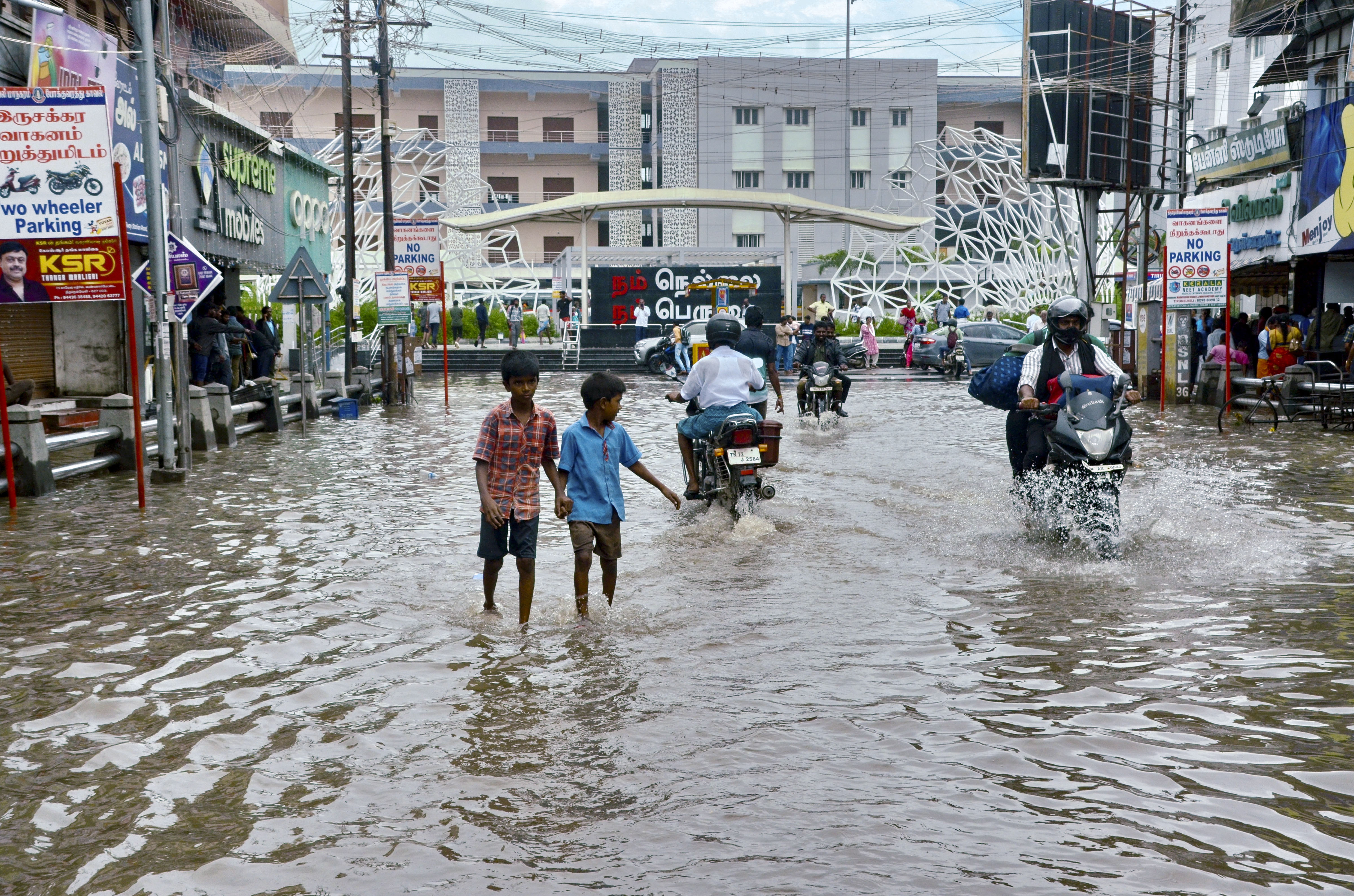 Tamil Nadu: Heavy rain causes severe waterlogging in many areas