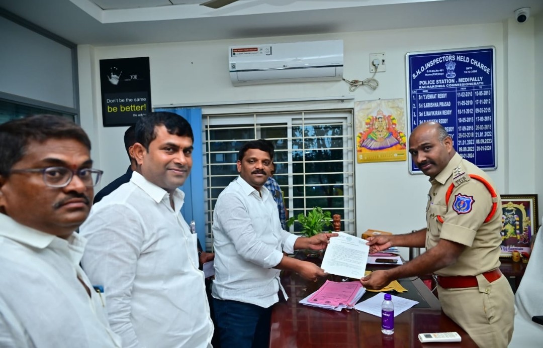 Congress MLC Teenmar Malanna filed complaint against Pushpa-2 actor ...