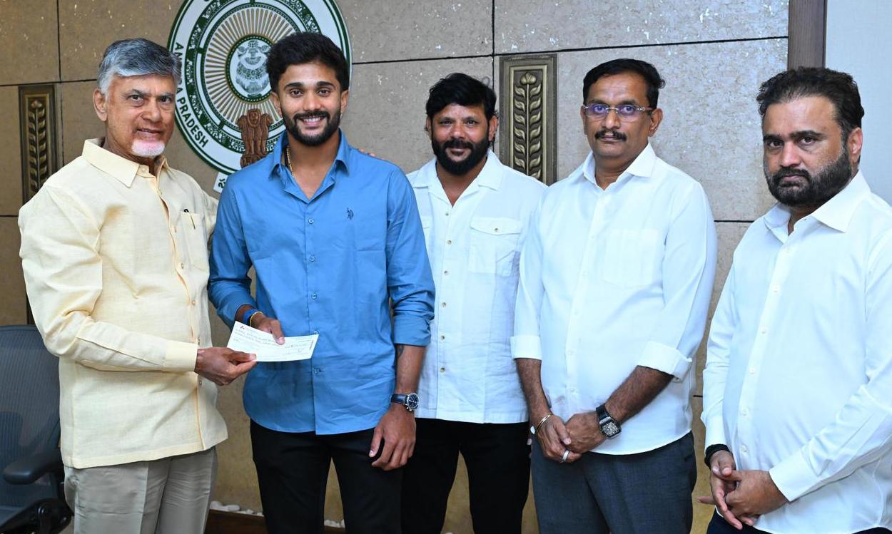 Naidu presents Rs.25 Lakh cheque to cricketer Nitish Kumar Reddy ...
