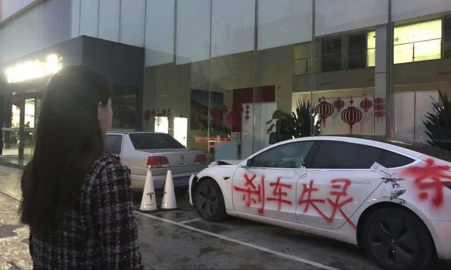 Her parents were injured in Tesla crash, She ended up having to pay ...