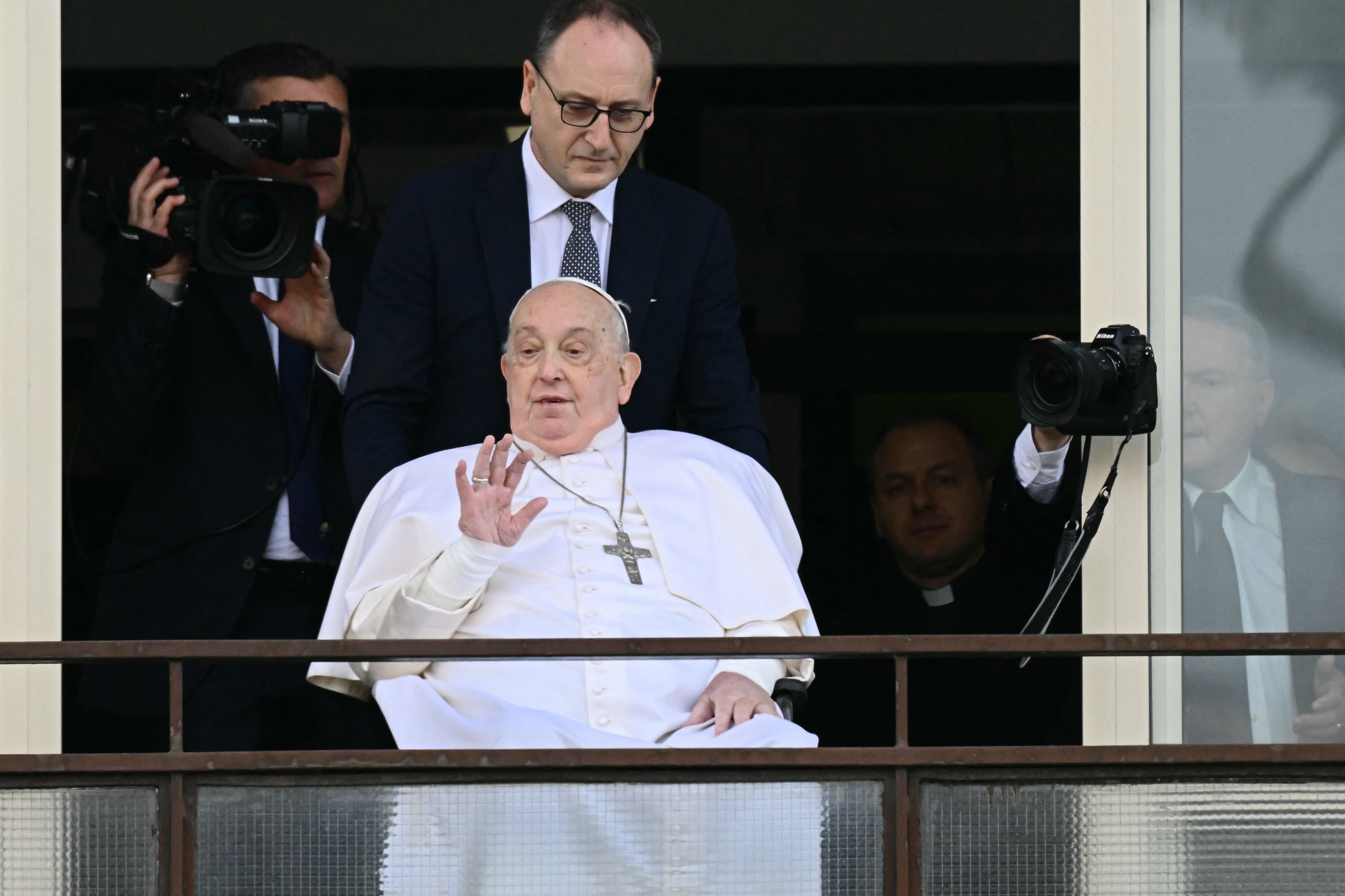 Pope Francis back home after 5-week hospital stay for life-threatening ...