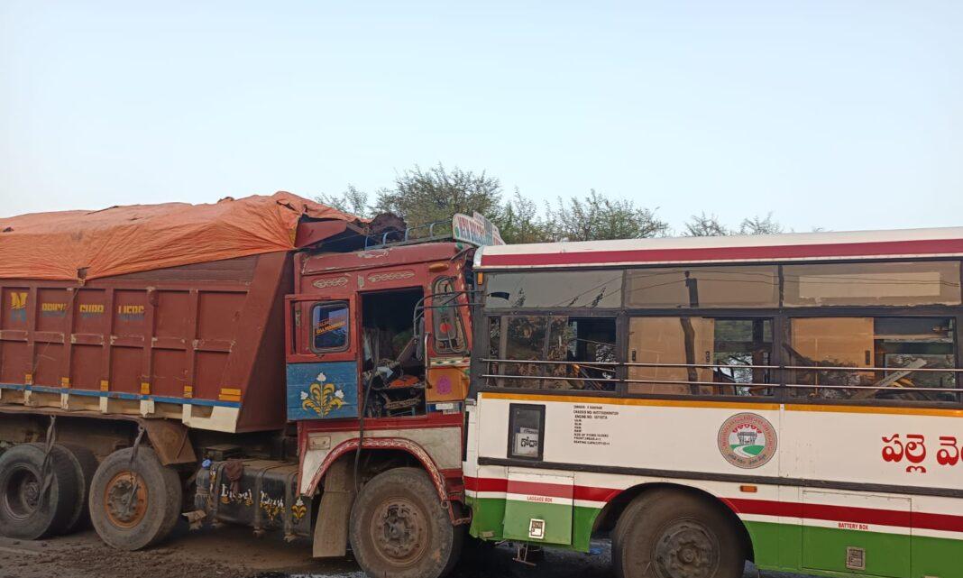 23 Injured As Bus, Lorry Collide
