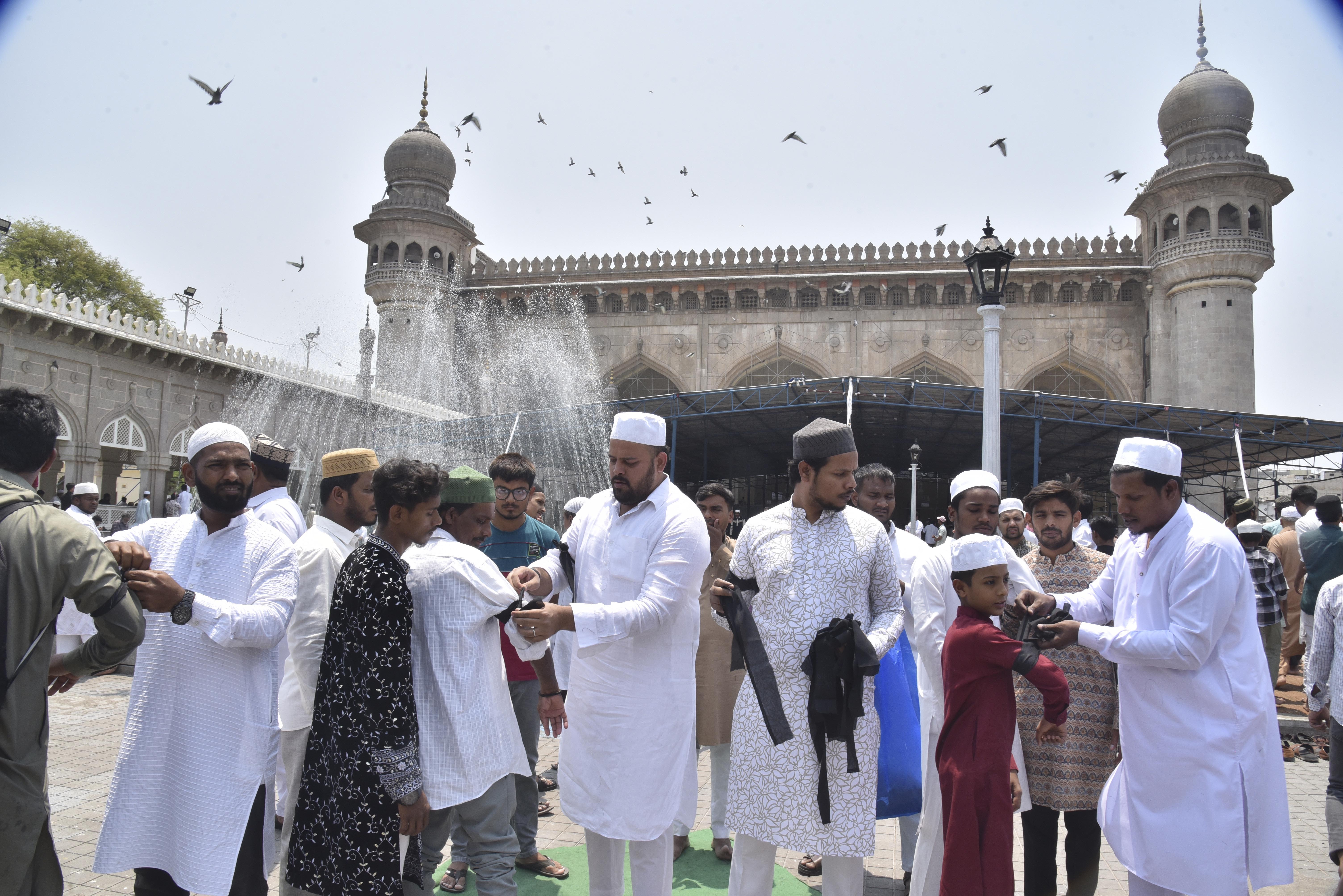 Muslims Wear Black-Arm Bands for Jumma Namaaz to Protest Pahalgam Attack