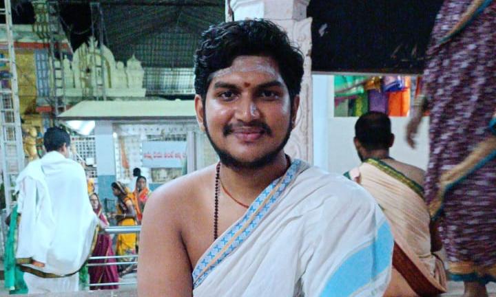 Kanchi Seer Picks Telugu Pandit As His Successor