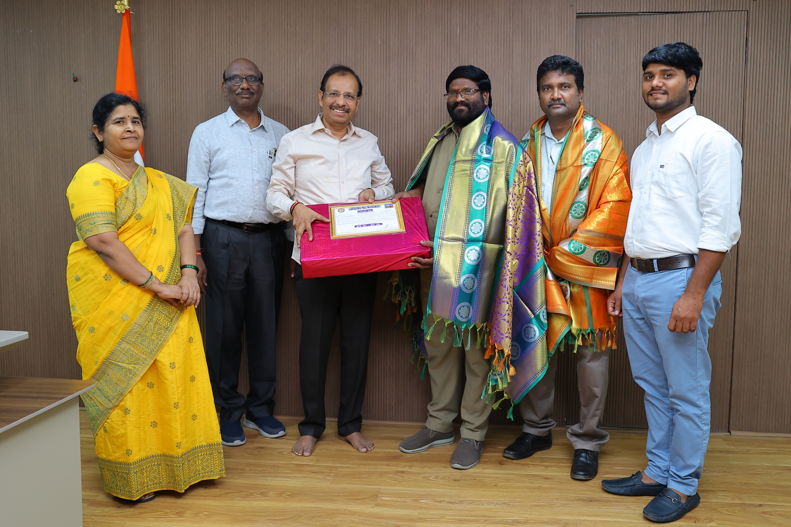 RTC Conductor Wins Accolades For Returning Bag With Gold Ornaments, Cash