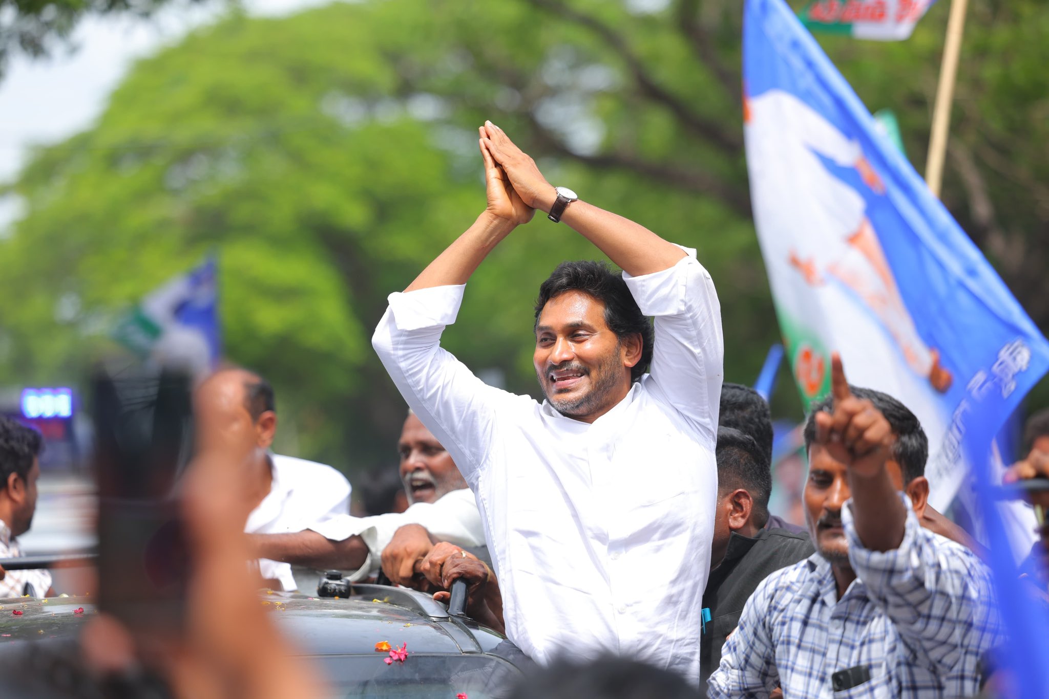 Viral Video Shows YSRCP Supporter Singaiah’s Death Under Jagan’s Vehicle
