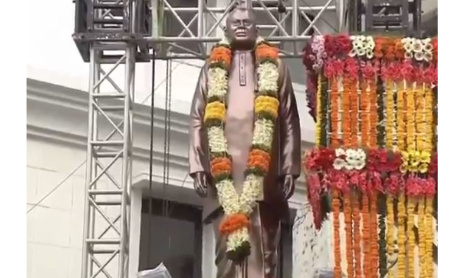 Kharge, Telangana CM Unveil Rosaiah's Statue