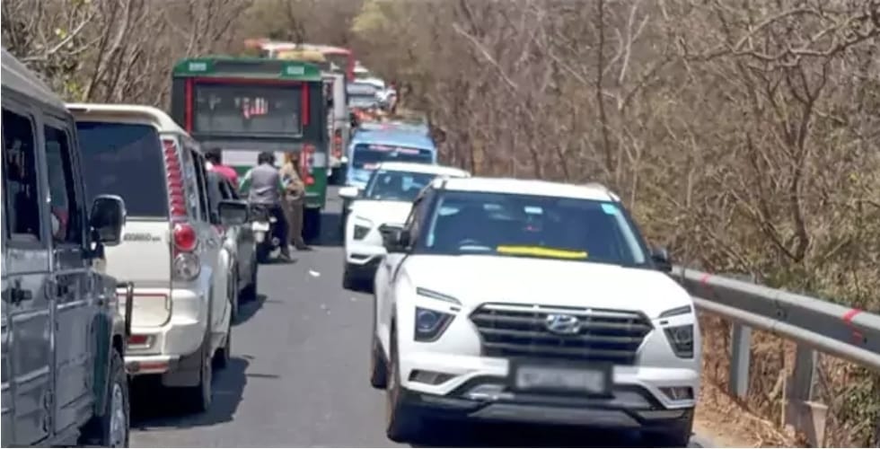 Heavy Traffic Jam on Srisailam Highway as Devotees, Tourists Flock to ...