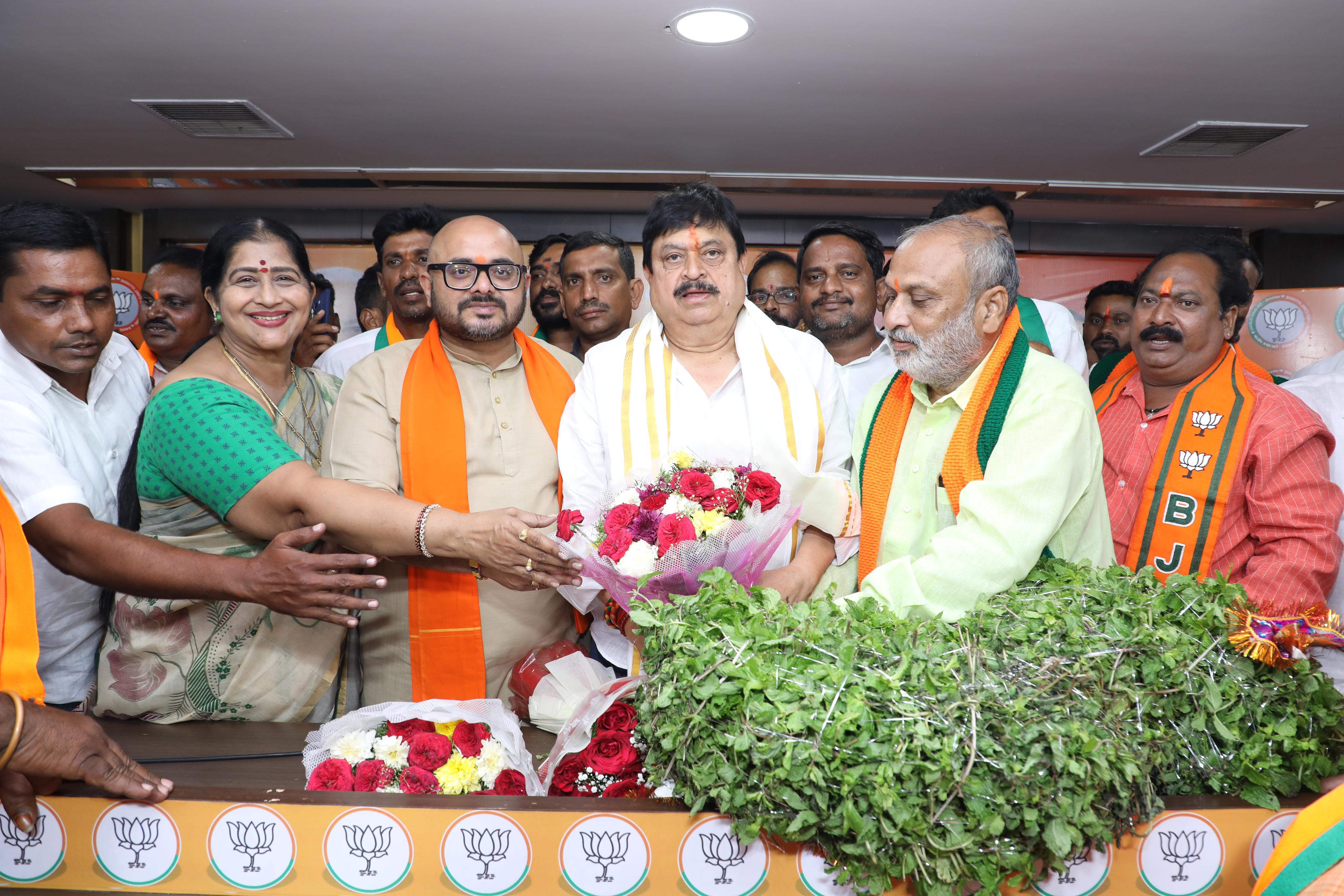 Congress Politicising Urea Issue: Ramchander