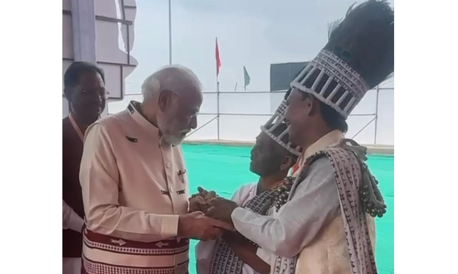Modi Breaks Protocol to Honour Ramnami Tribe Delegation’s Wish to Adorn ...