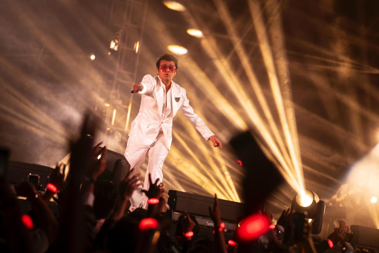 Sonu Nigam Paints Hyderabad Sky in Seven Colours