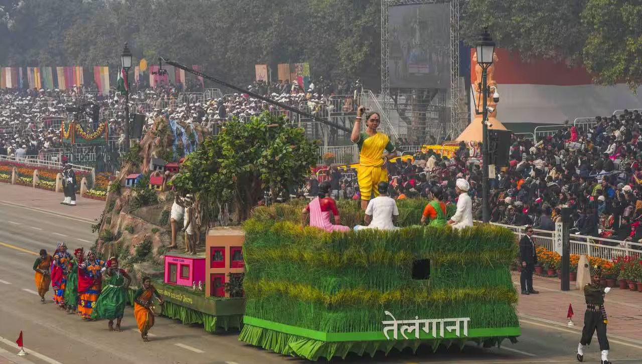 Colourful Tableaux Draw Cheers At R-Day Parade