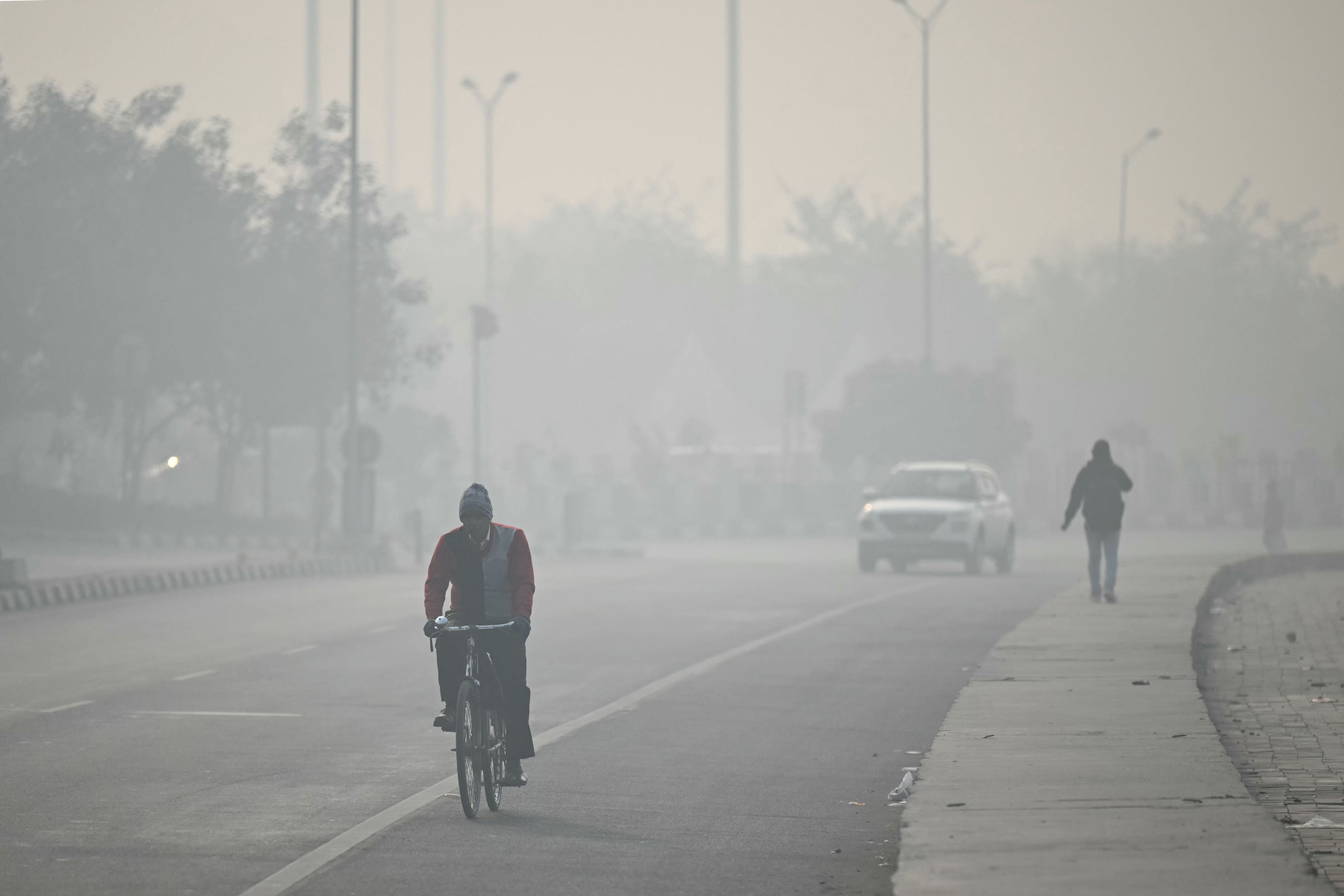 Delhi Sees Marginal AQI Improvement to 273, Remains in Poor Category