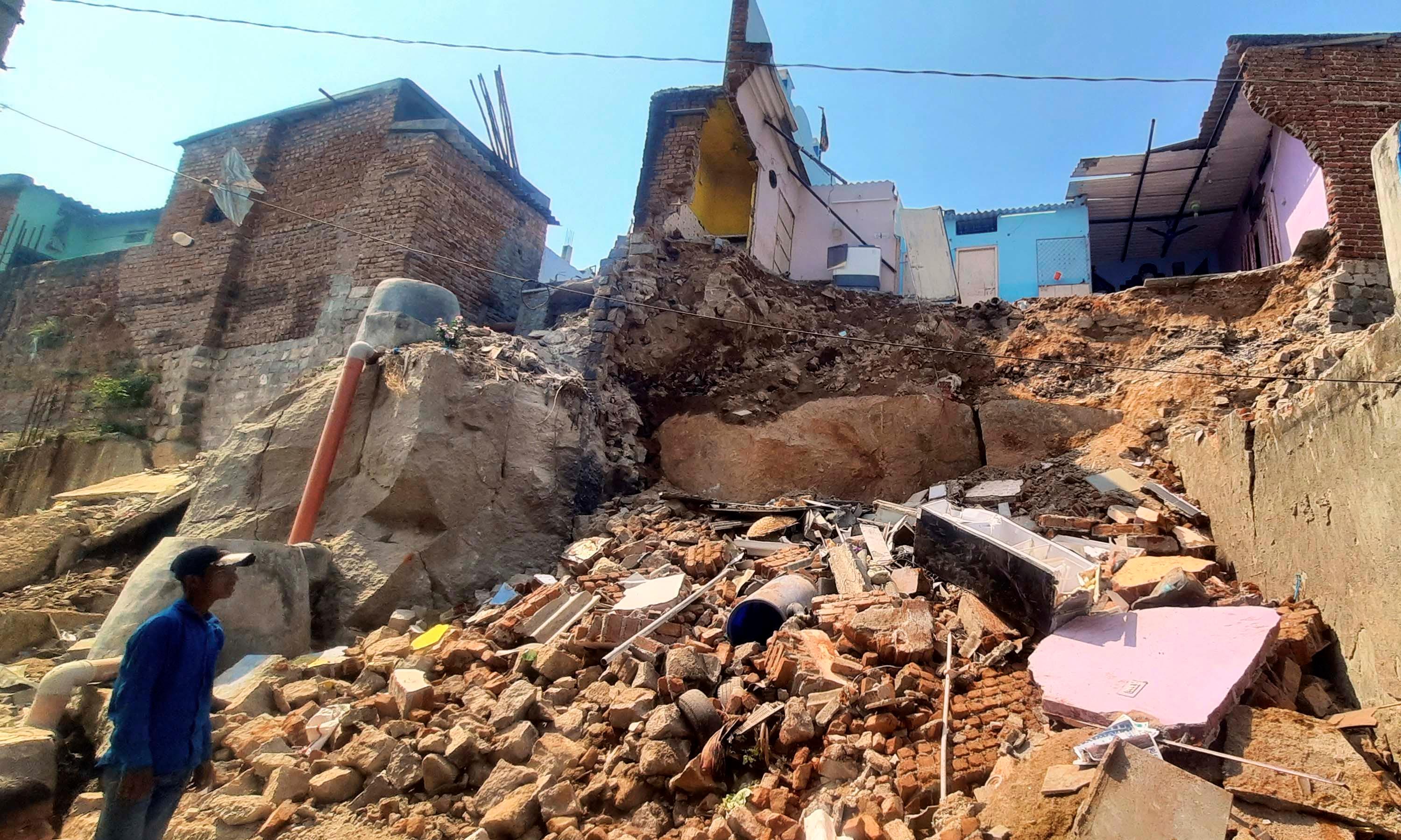 Family of 4 Hurt in Wall Collapse Due to Drainage Failure