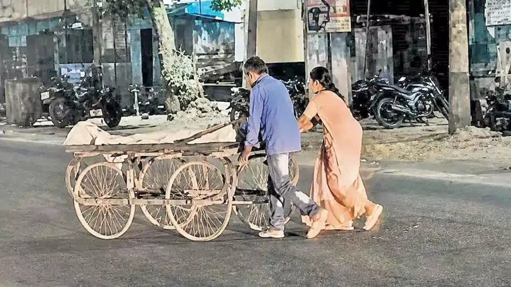 Parents Carry Son’s Dead Body on Vegetable Cart in Karimnagar