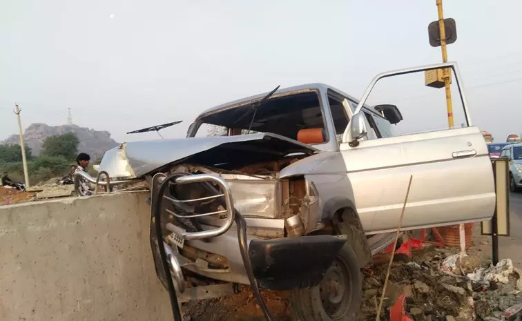 Prabhas’ Fauzi Movie Team Meets With Fatal Accident in Hyderabad
