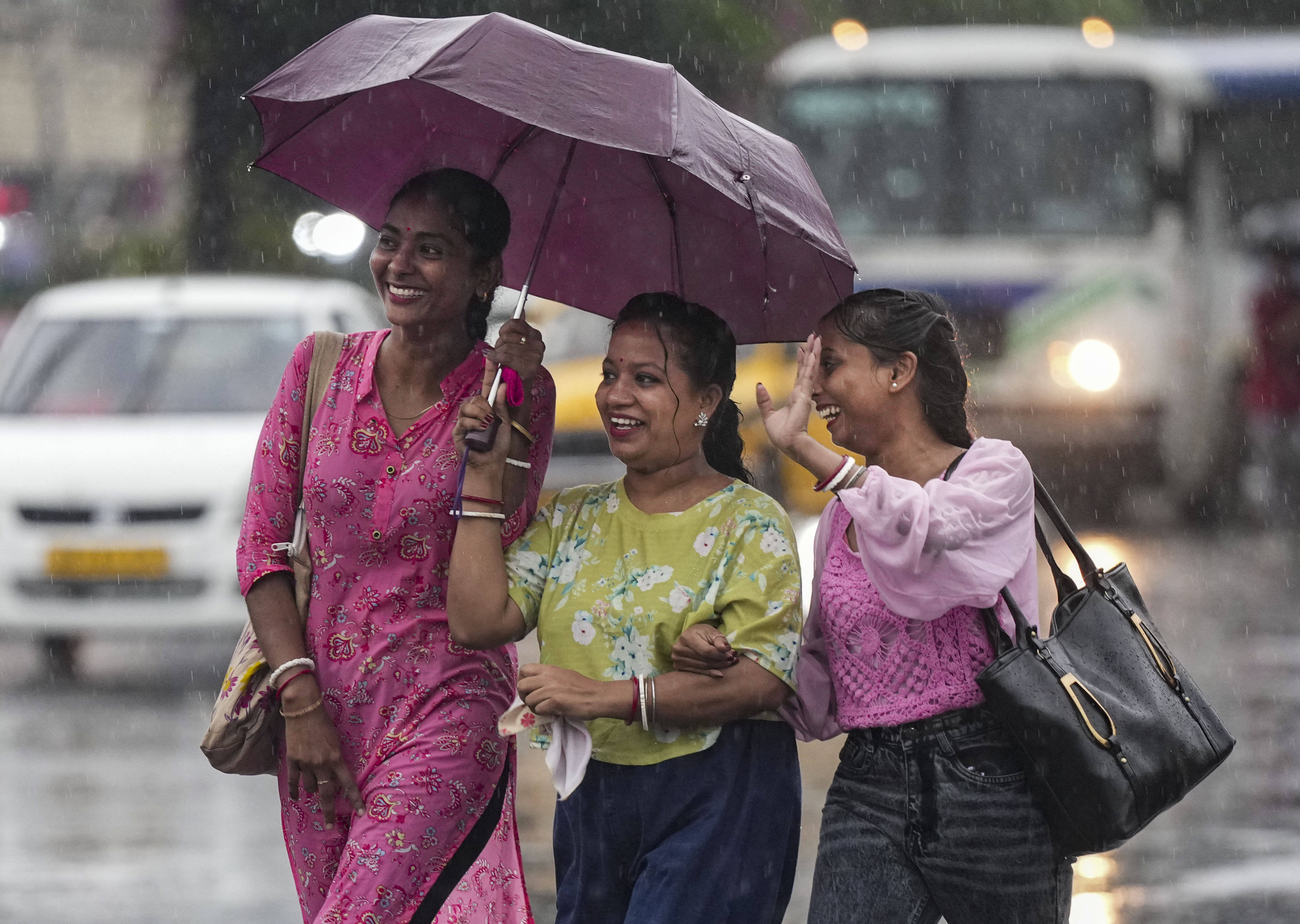 Pre-Monsoon Showers Drench Mumbai, Flooding Slows Traffic in Some Areas