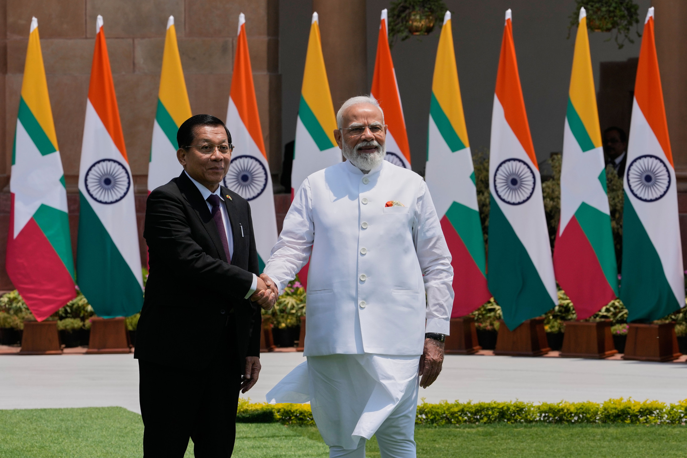 PM Modi Meets Myanmar's President U Min Aung Hlaing