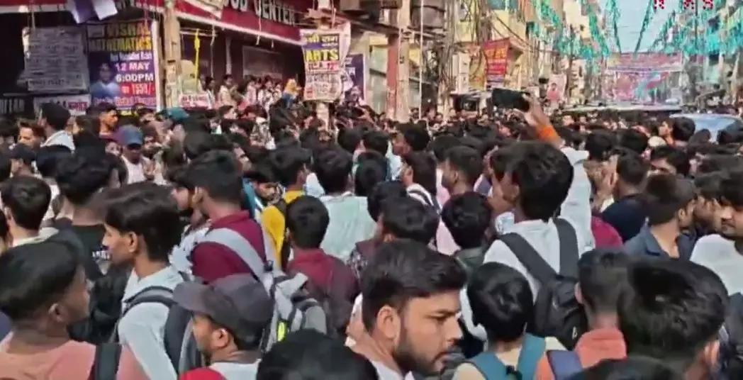 Students Protest Outside Khan Sir's Institute After Firing Incident